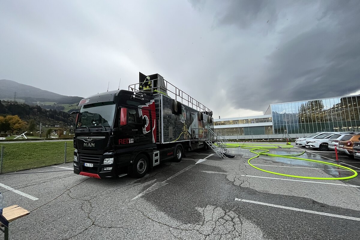 Übung im Dräger FIRE-DRAGON Brandcontainer: Freiwillige Feuerwehr Hall ...
